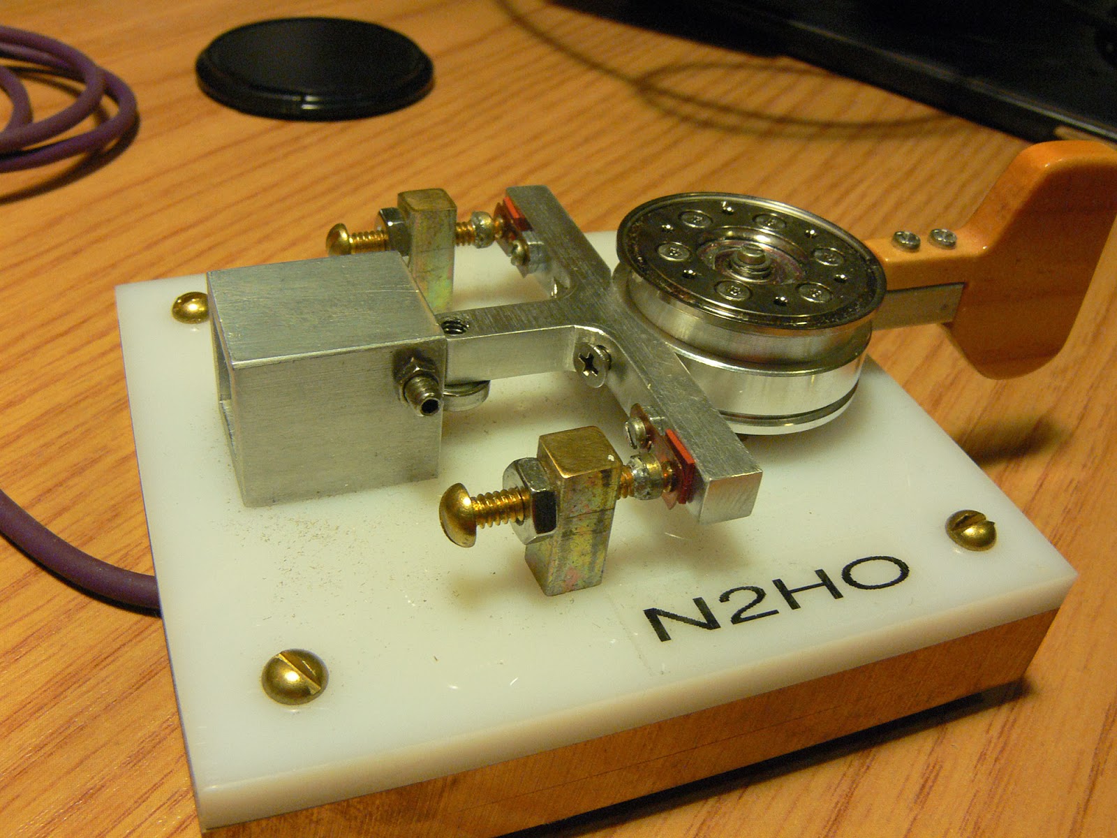 n2ho: N2HO homemade CW paddle (in English)