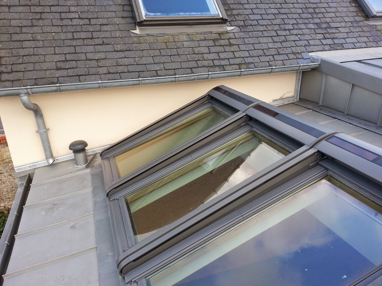 Hervé MORICE: Ensemble Velux avec volet roulant solaire,sur toiture zinc.