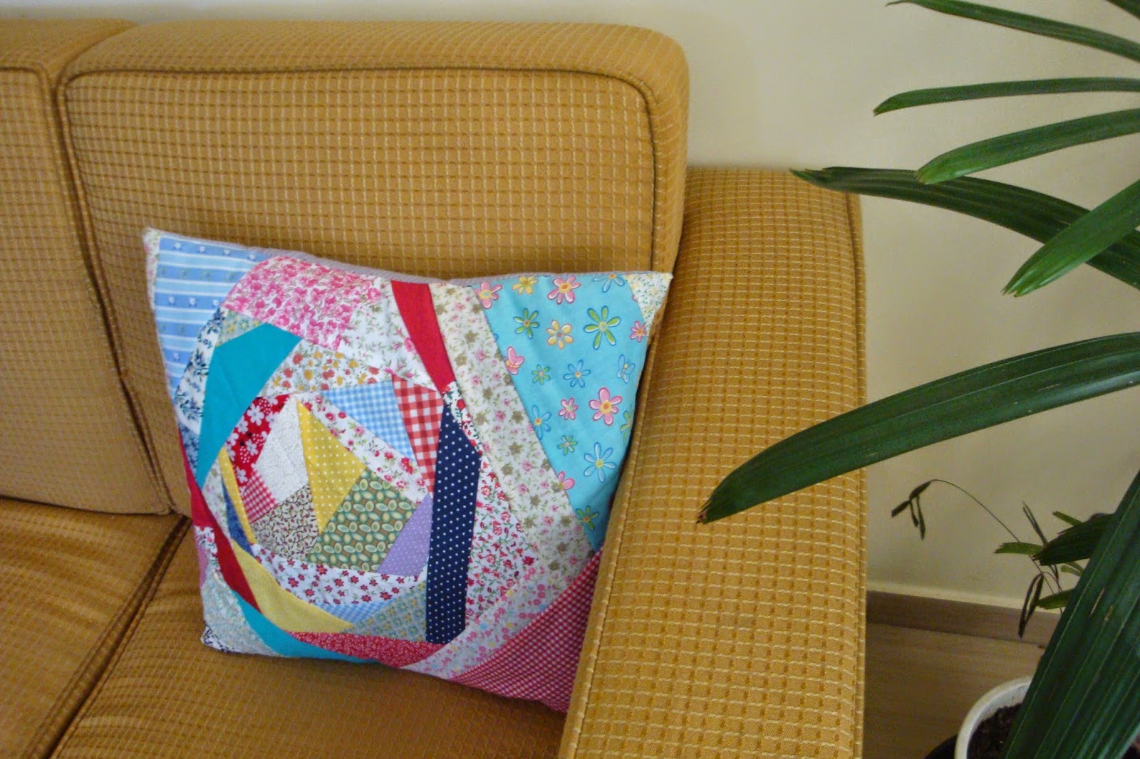COSTURINHA: Almofada de patchwork crazy
