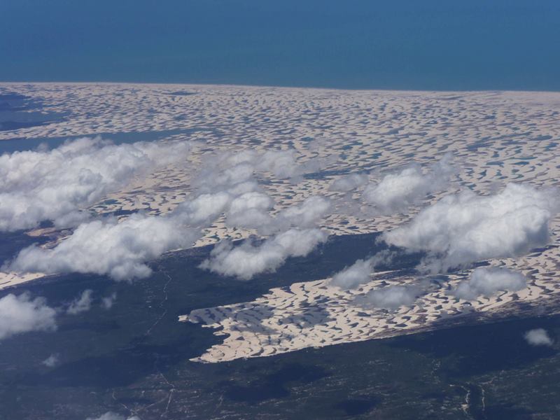 Lençóis Maranhenses, Crystal clear water between the Dunes
