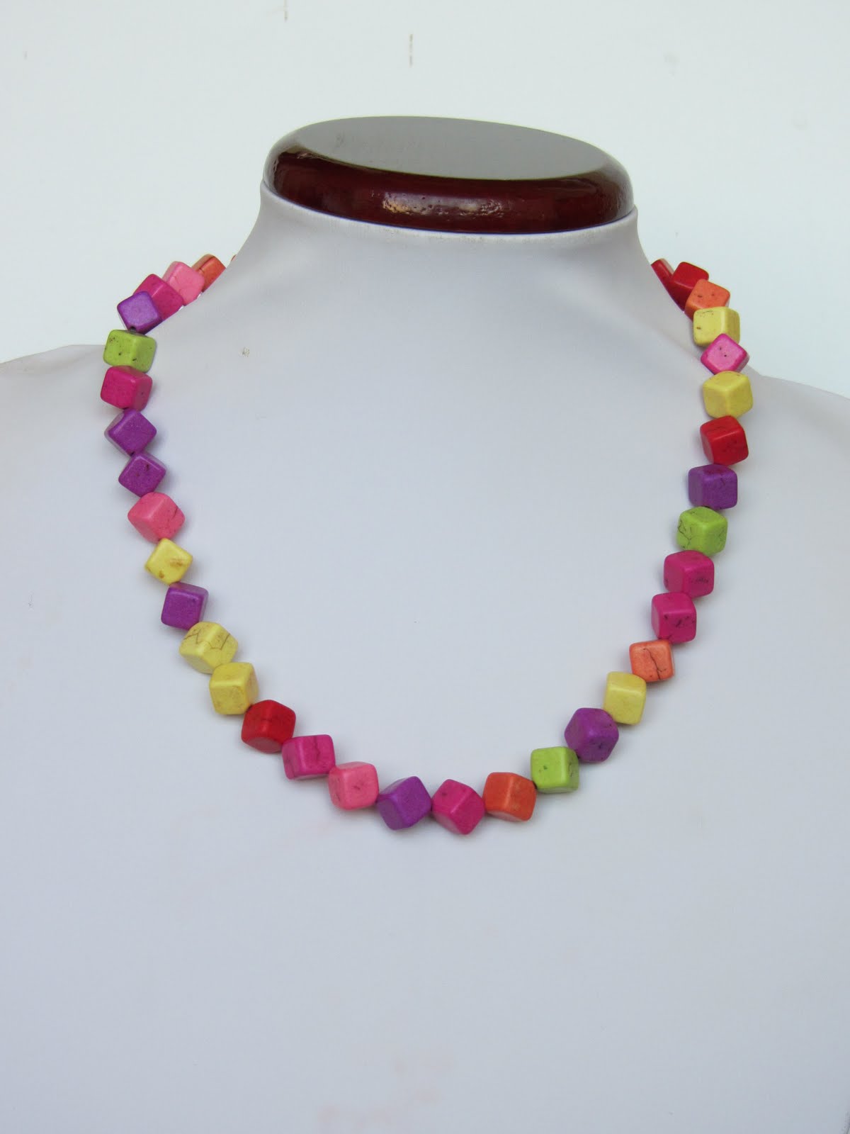 hobbylibelula: Colier howlit colorat - indisponibil