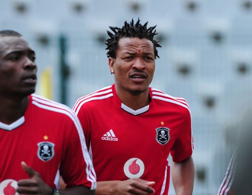 Pirates on Chiefs heels for PSL title | South Africa Loves Football