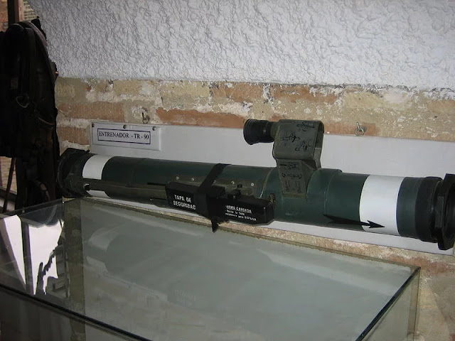 Defensa y Armas: Lanzacohetes Instalaza C90 (España)