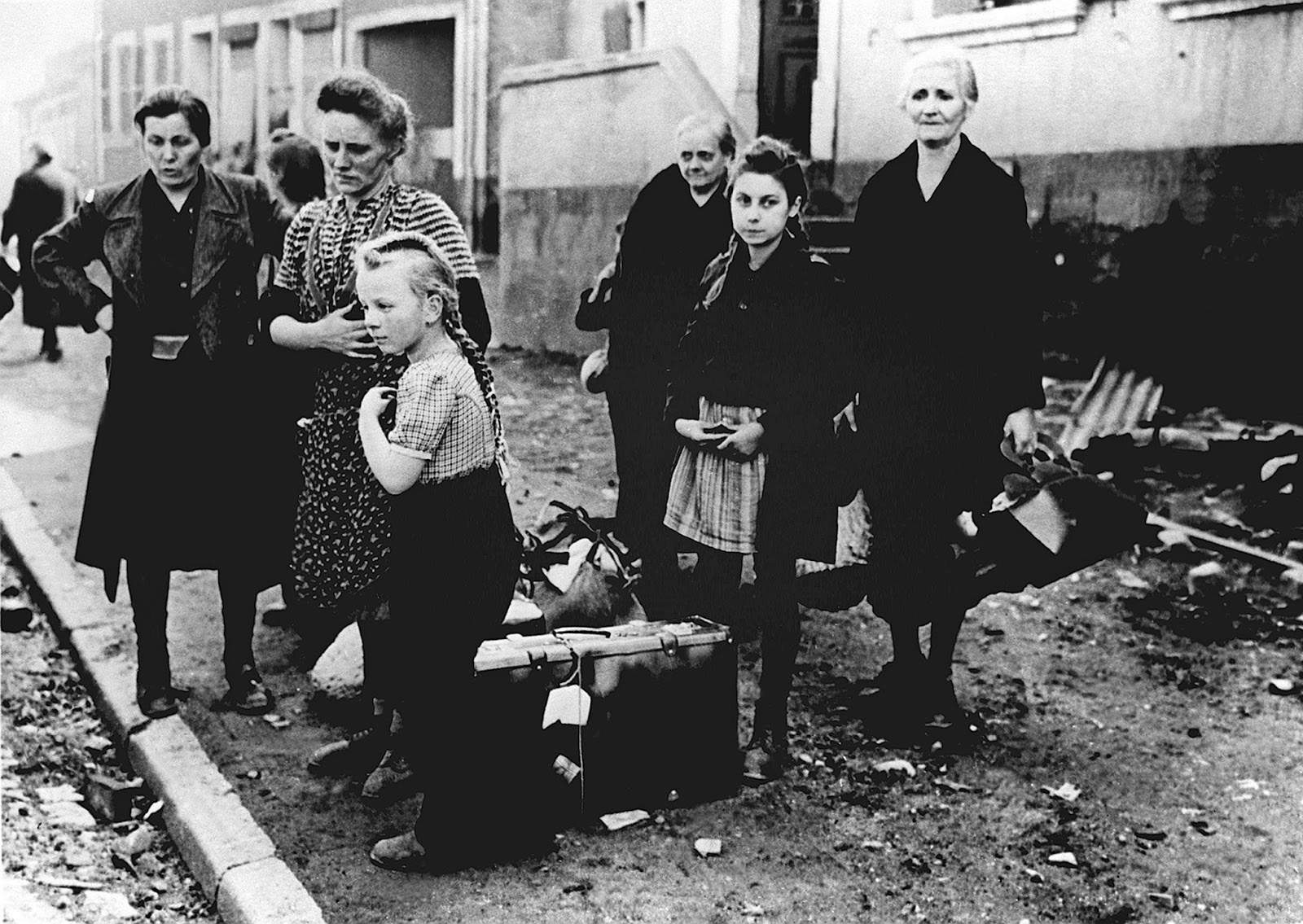 21 Haunting Vintage Pictures of the Refugee Crisis Caused by World War ...