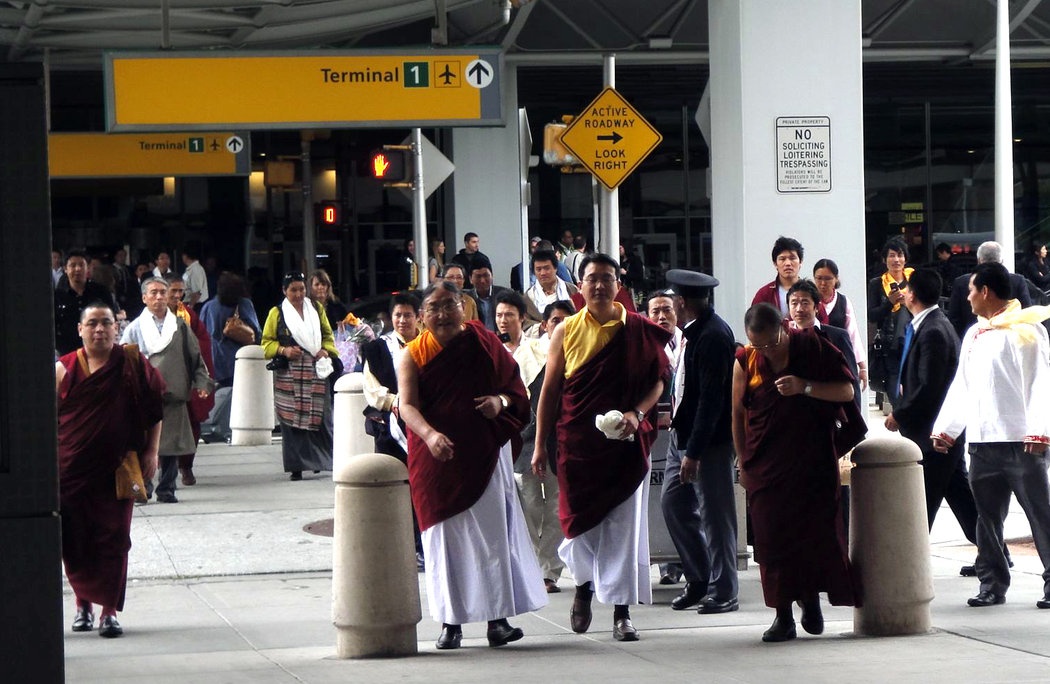 His Holiness Sakya Trizin Arrives in America - Dechen Buddhist ...