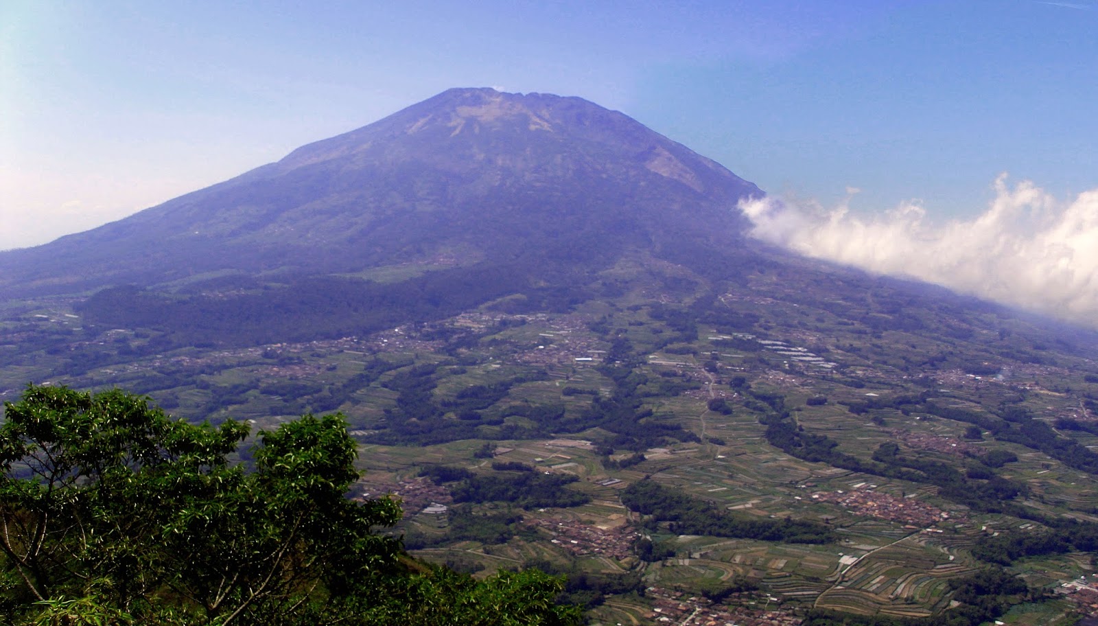 NEGERI ANGIN: BERATNYA MENGAPAI PUNCAK GUNUNG MERBABU