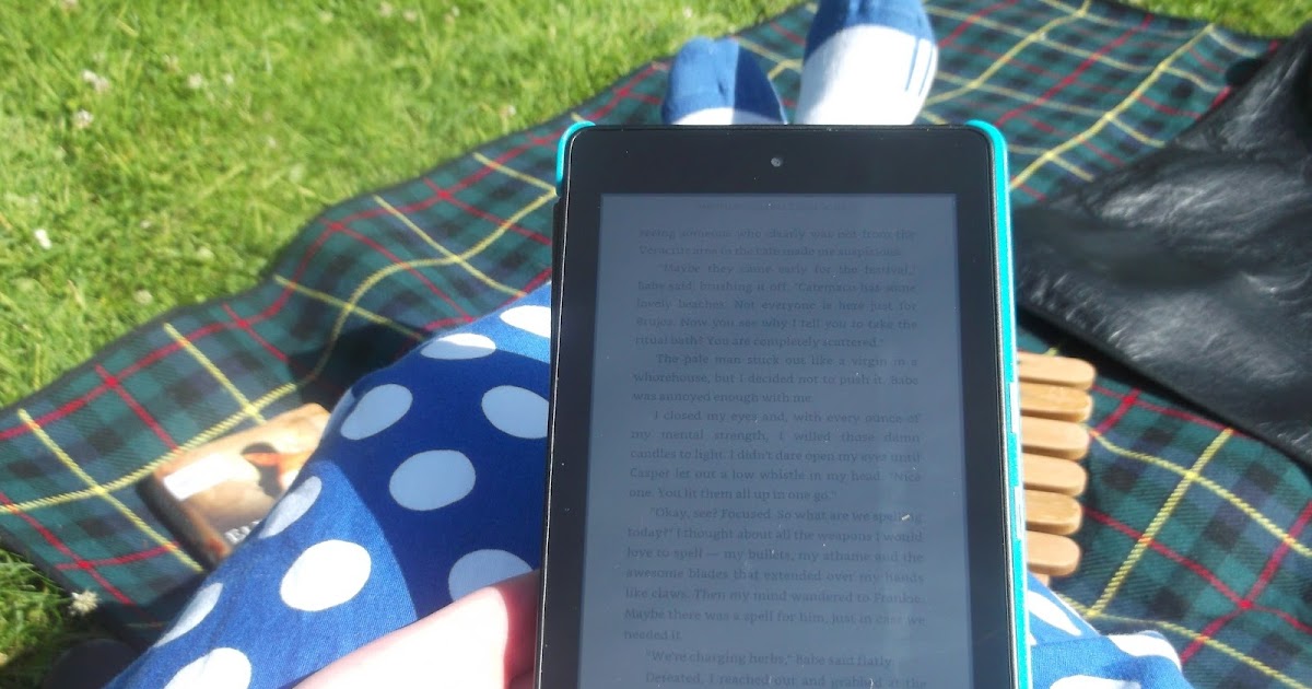 Hills of Books : Bookish Thoujghts #1: Reading Outside - Kindle or ...