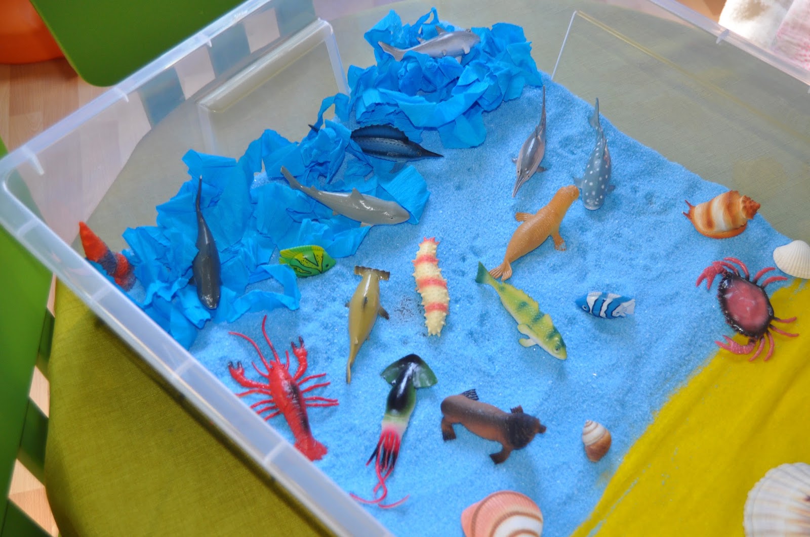 lespetitsboutsdemel: bac sensoriel la plage