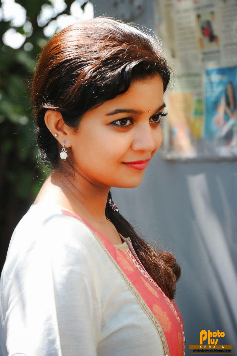 CUTE HOMELY KERALA ACTRESS SWATHI'S LARGE SIZE PHOTOS CLOSEUP AND FULL SIZE