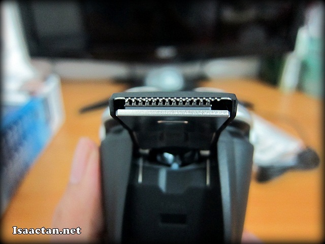 Isaactan.net: Philips Aquatouch AT890: Shaver For The Modern Men? # ...