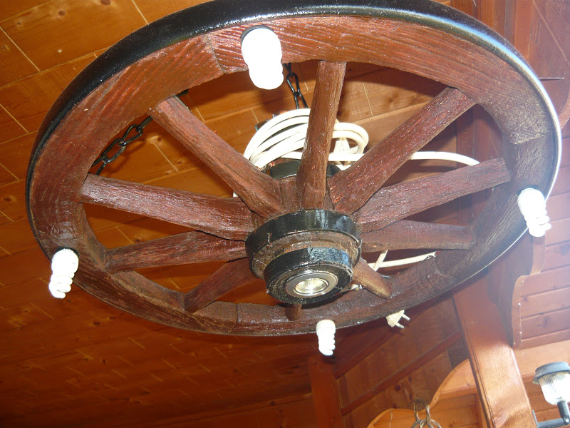 Candelabru roata caruta | Ciudatenii Rustice - Poze mobilier rustic de ...