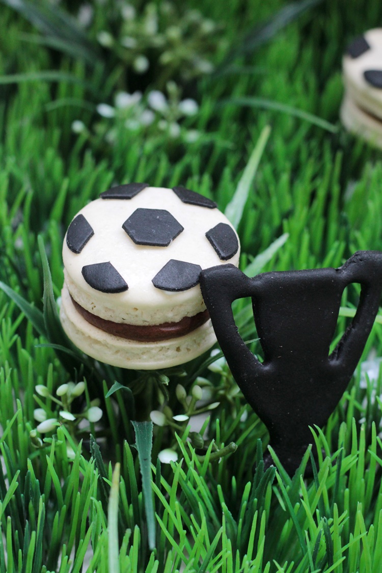 Startklar für das EM- Viertelfinale: Fußball Macarons mit dunkler ...