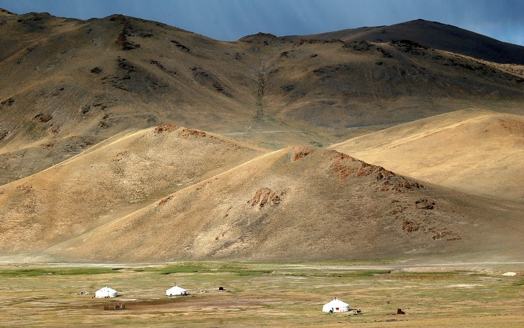 .: Mongolia, los nómadas de las estepas.