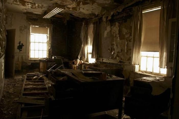 Abandoned Police Station (18 pics)