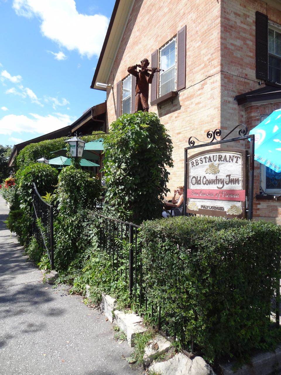 Scrumpdillyicious: The Old Country Inn Restaurant in Historic Unionville