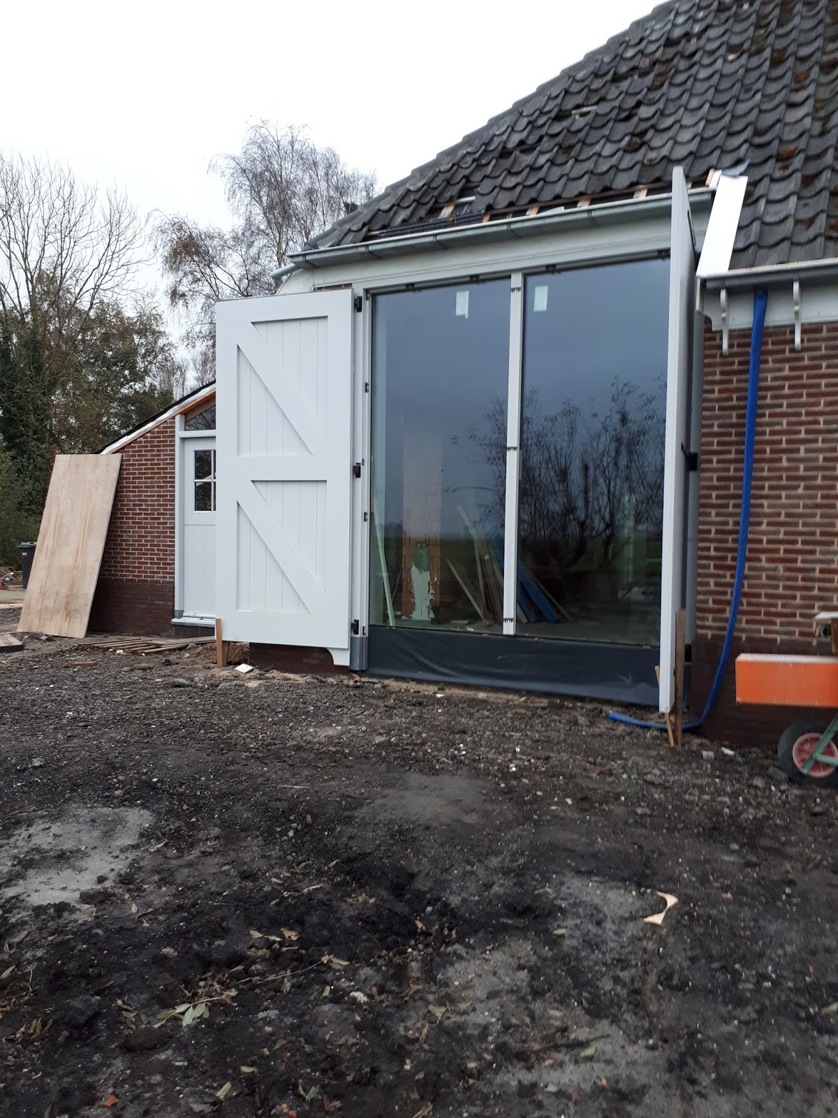 Stolpboerderij Remco en Petra: GLAS IN DE DARSDEUREN OPENING EN LOOS