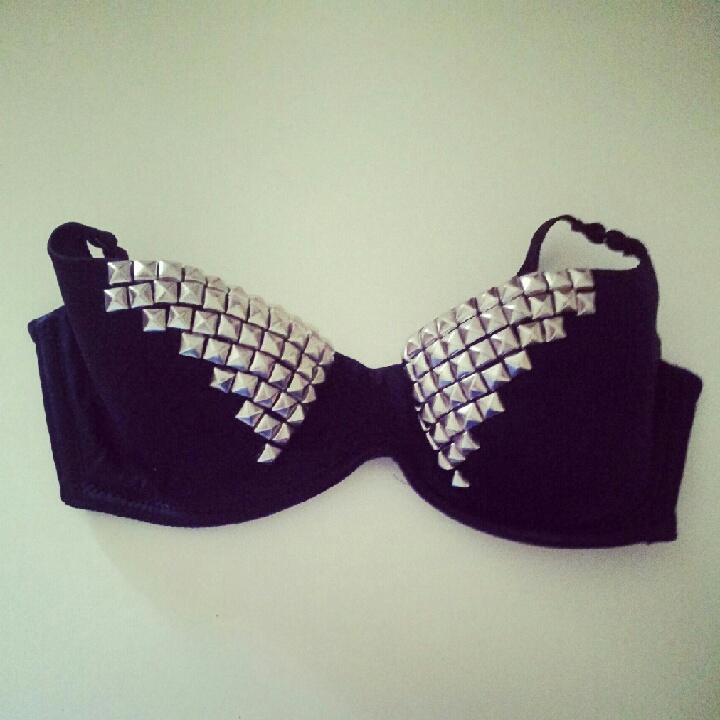 lovalafashion: DIY Tutorial- Studs Bra