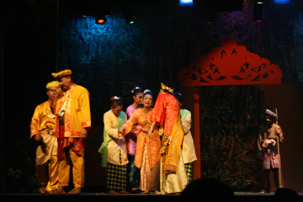 Teater Bangsawan Puteri Selindungan Bulan...=D | Hamka Kecil