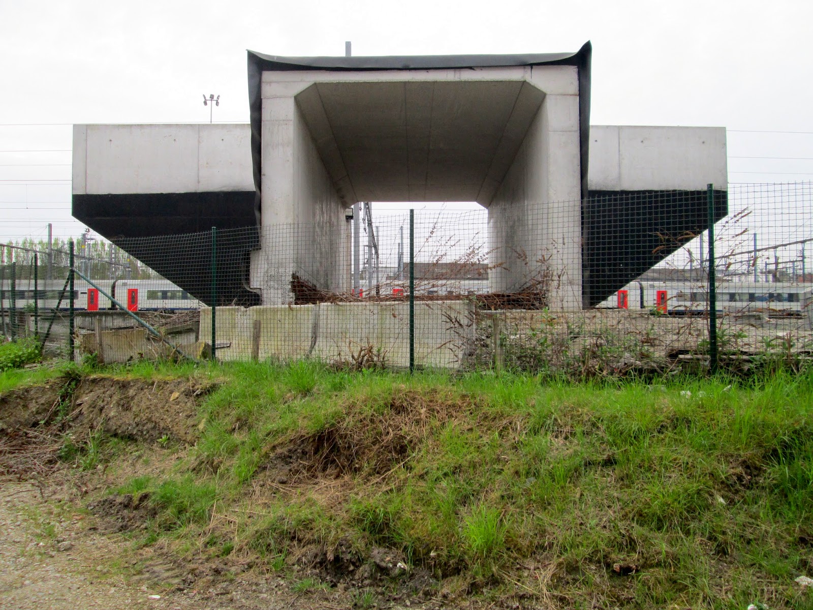 Brussels Plan B: USELESS BRIDGE, INTERESTING SCULPTURE