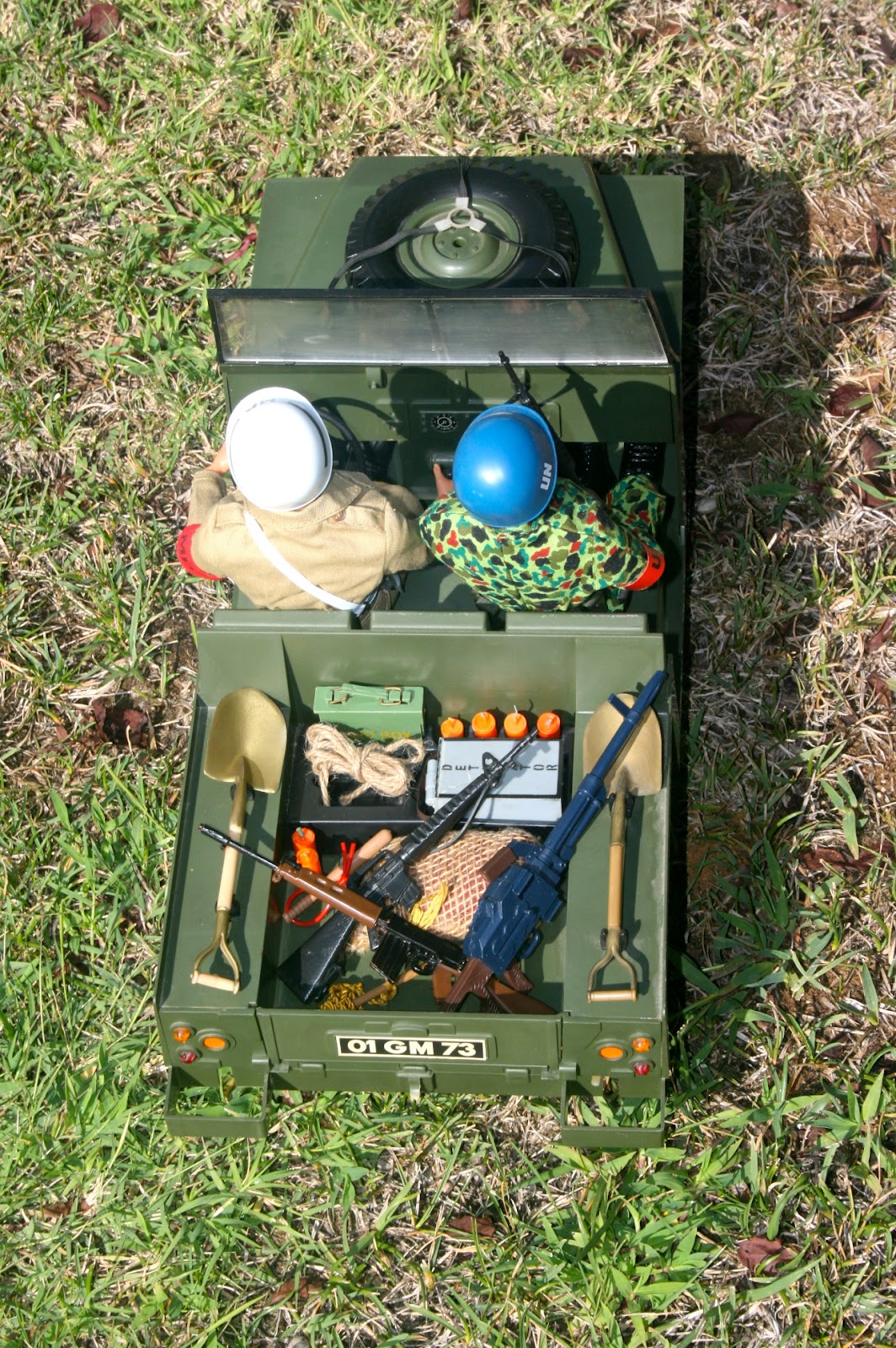 EL DRAGON DORADO: JEEP GEYPERMAN ORIGINAL CON POLICIA MILITAR Y SOLDADO ...