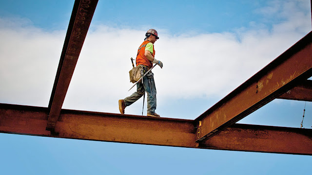 White Wolf : Mohawk Ironworkers “Top Off” the new One World Trade ...