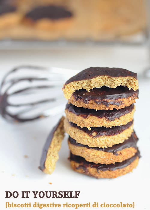 Biscotti Digestive ricoperti di cioccolato ~ fiordizucca - cibo ...