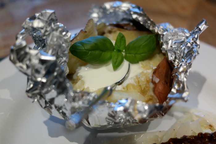 Sopivan suolaista: Possunniskaa, uuniperunaa ja pikkelöityä kaalia