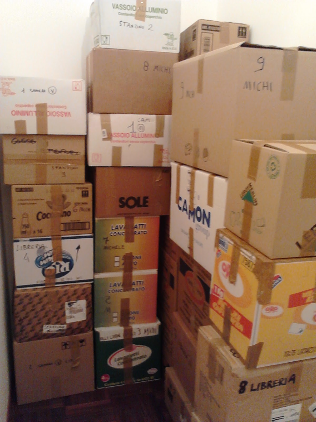 Casalinga artigiana: Scatoloni e scatolette