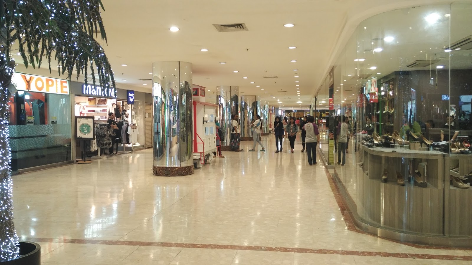 Misteri Banyaknya Refleksi Cermin di Delta Plaza Surabaya dan Mall Lainnya