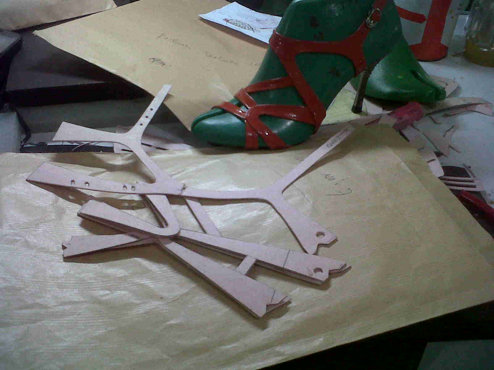 CARA PEMBUATAN POLA HINGGA PRODUKSI SEPATU/SANDAL SECARA MANUAL