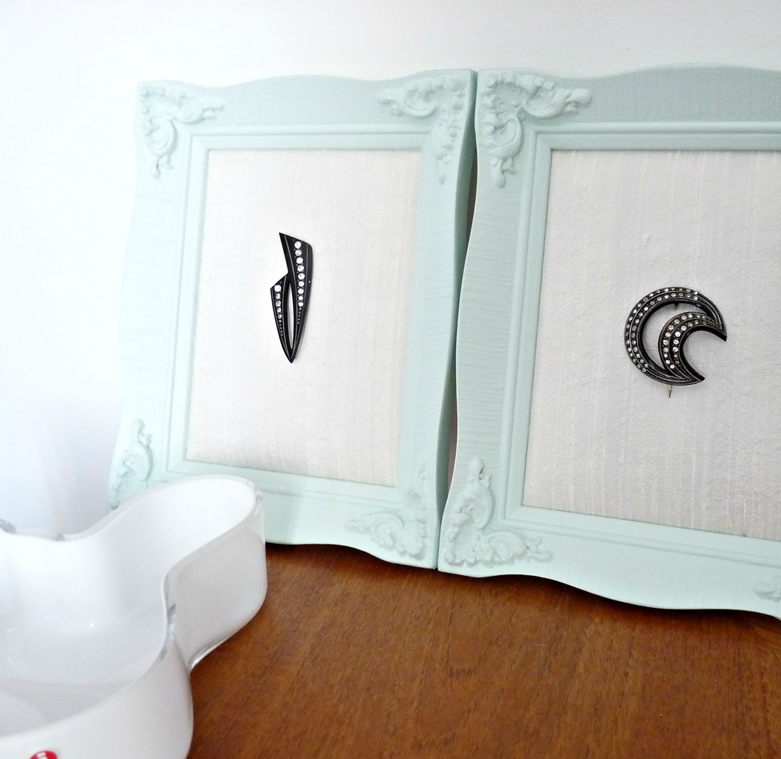 How to Frame a Vintage Brooch for Display | Dans le Lakehouse