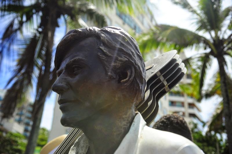 Tom Jobim ganha estátua de bronze no Arpoador, Ipanema.