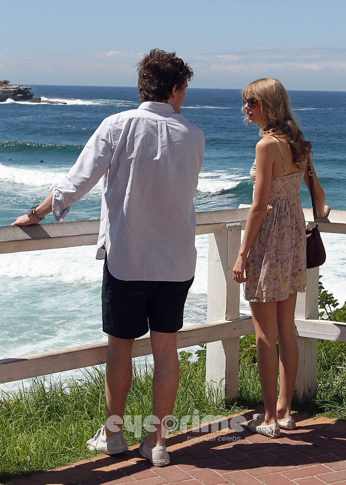 Taylor Swift walking on Bondi Beach in Sydney ~ Just Loving Them