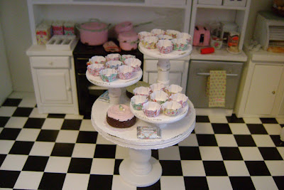Baking In Miniature: Cupcake/Cake Display