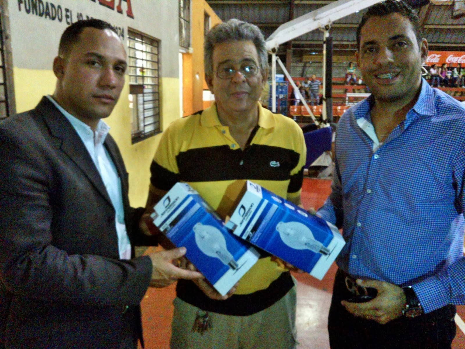 LO QUE PASO HOY: DIRECTOR DE DEPORTES FELIX ALCANTARA ENTREGA BOMBILLAS ...