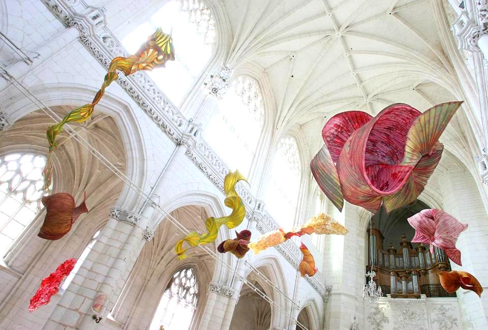 loveisspeed.......: Ethereal Paper Sculptures Float Inside a Church ...