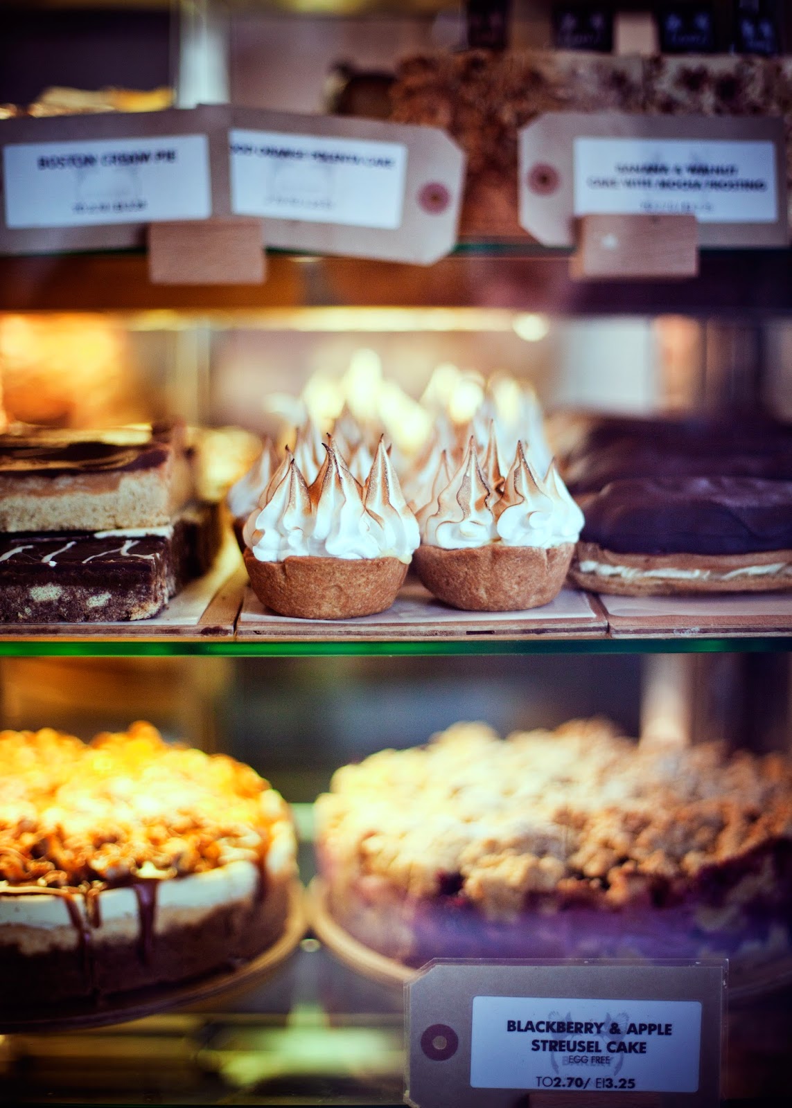 "NEVER EAT WOBBLY JELLY": TWO MAGPIES BAKERY // SOUTHWOLD
