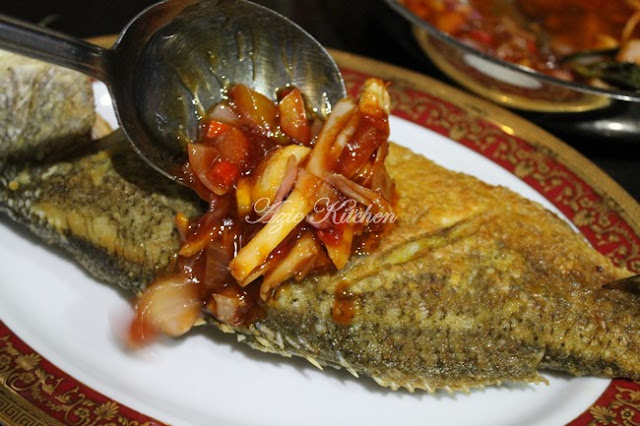 Ikan Siakap Masak 3 Rasa Yang Sangat Mudah dan Sedap - Azie Kitchen