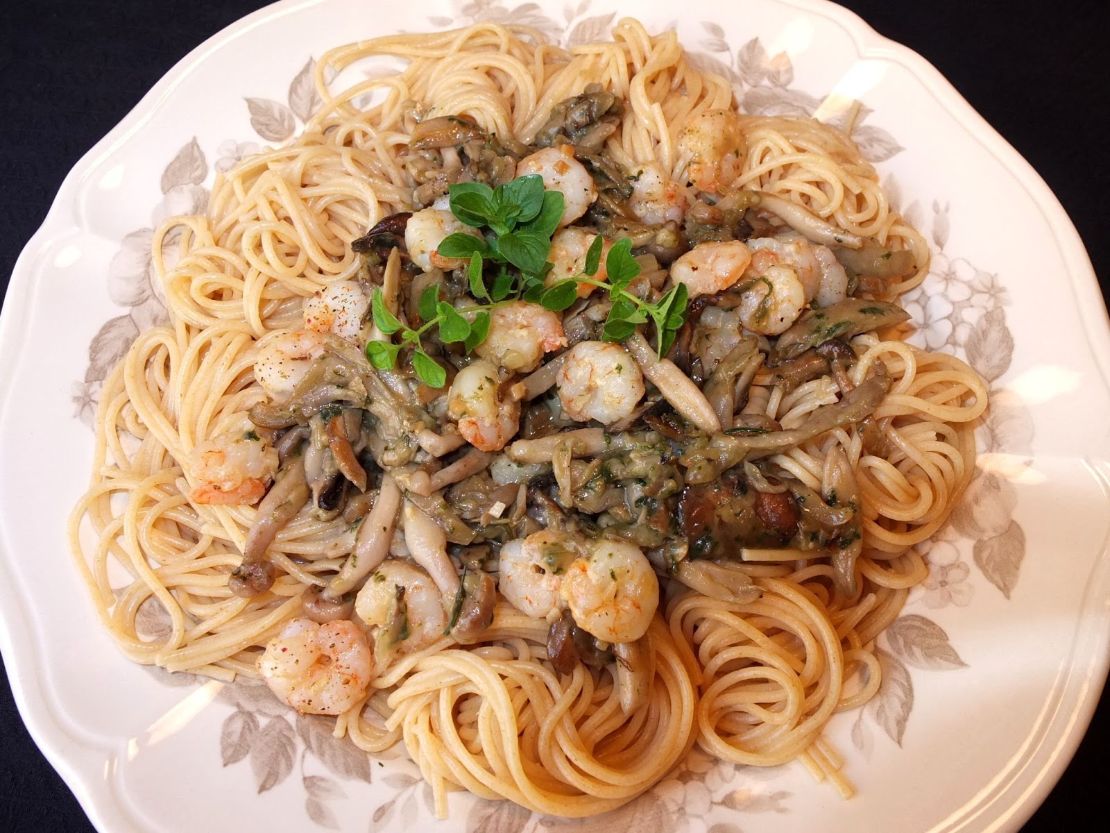 Cocinando con Lola García: Spaghetti integral con setas y gambas