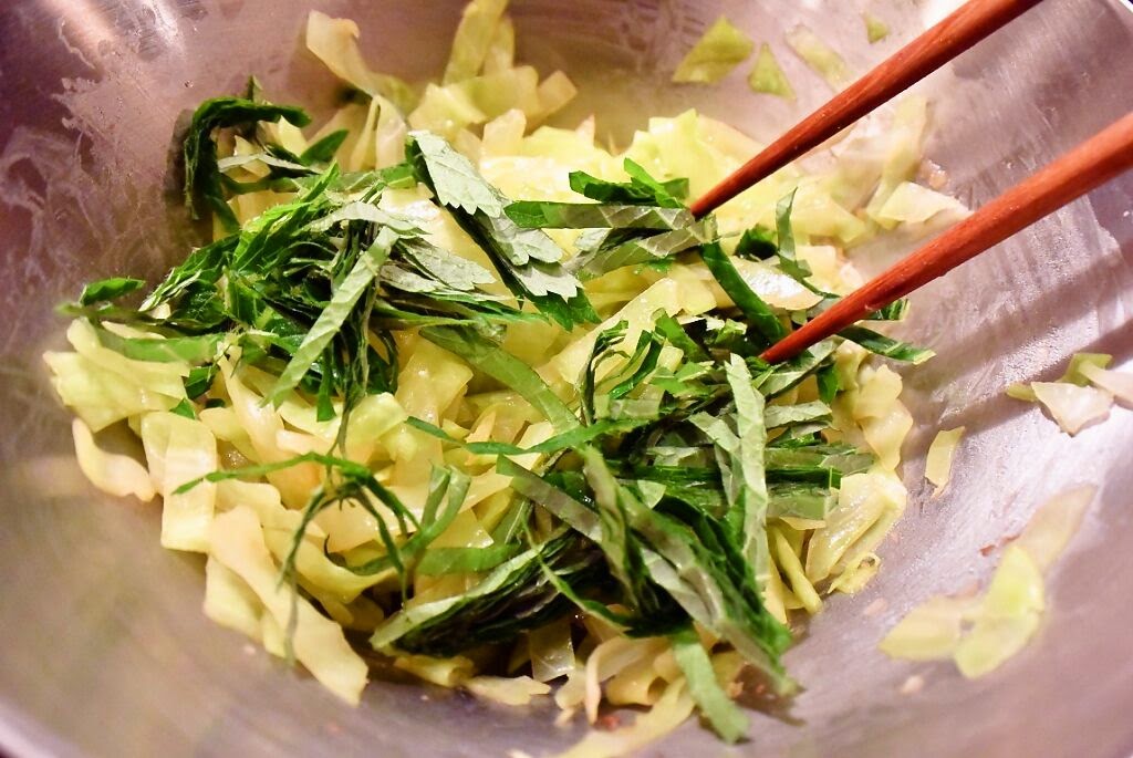 Recipes for Tom: Kyabetsu to egoma no namuru / namul salad with cabbage ...