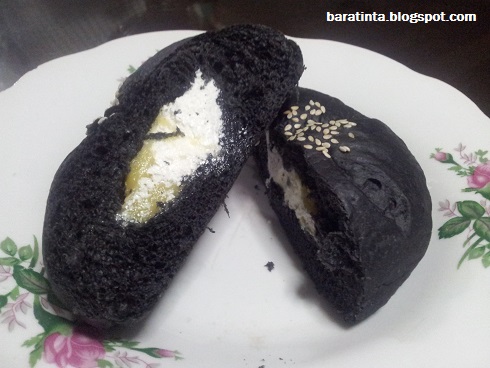 Jajan #30 - Pernah Coba Makan Roti Berwarna Hitam? - BARA TINTA