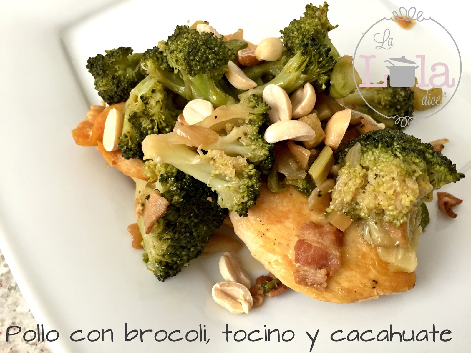 Pollo con brócoli, tocino y cacahuate tostado | La Lola Dice