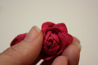 Made by Mama: Rick Rack Roses Tutorial