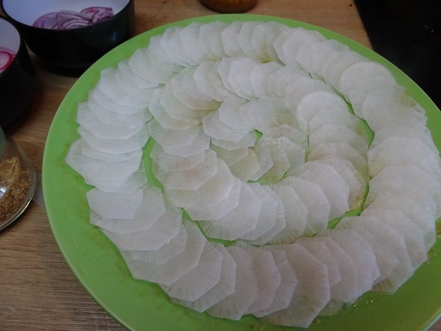 Cuisine en folie: Carpaccio de navet long, carotte jaune et radis ...