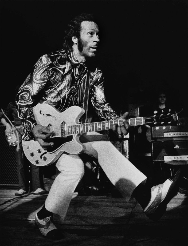 20 Interesting Photographs of Chuck Berry Shows Off His Legendary Duck ...