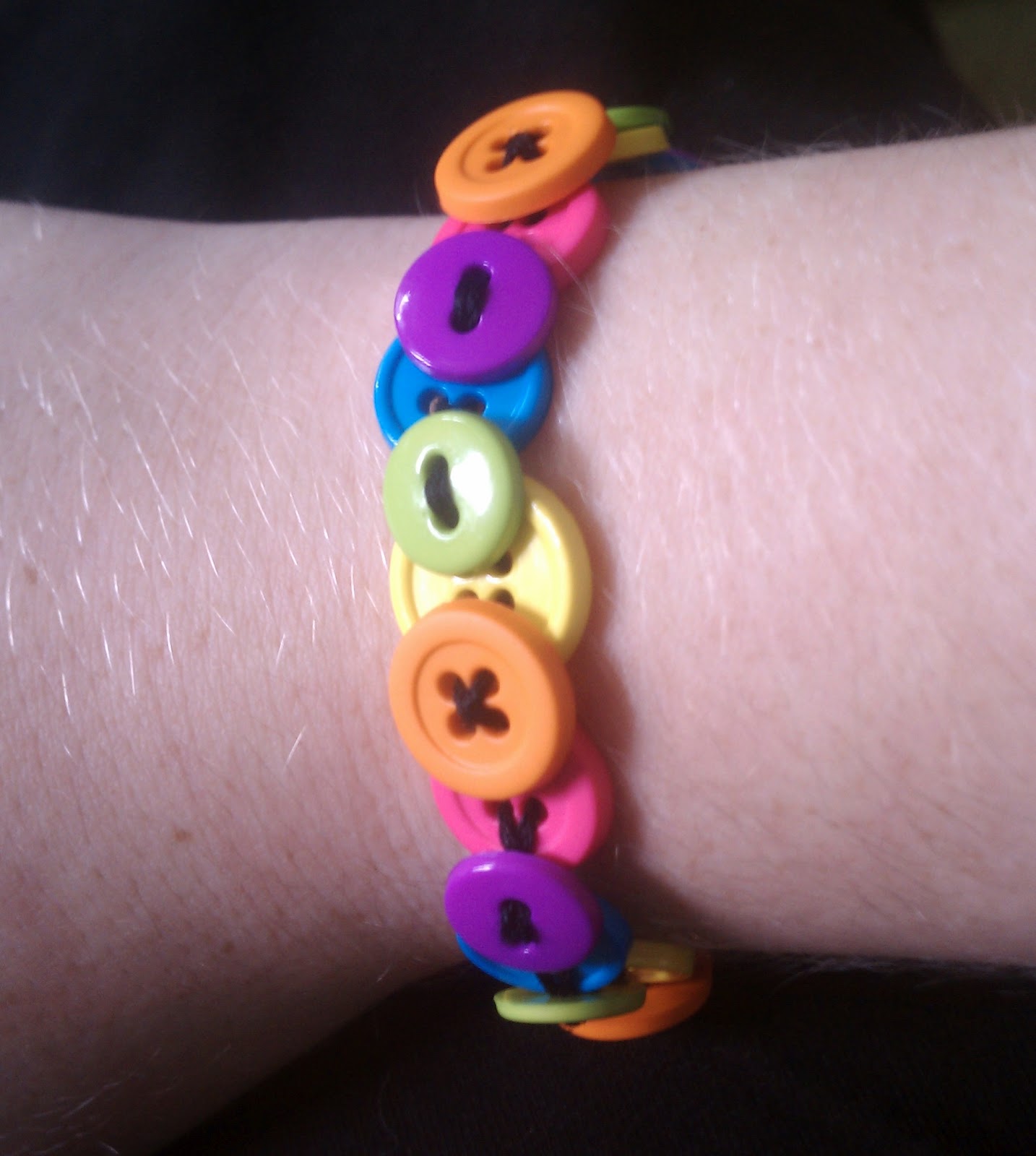 Dabble...: DIY: Button Bracelets