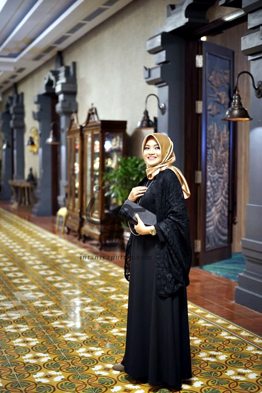 Long Black Dress untuk Gaya Hijab Formal - Sugar Memories