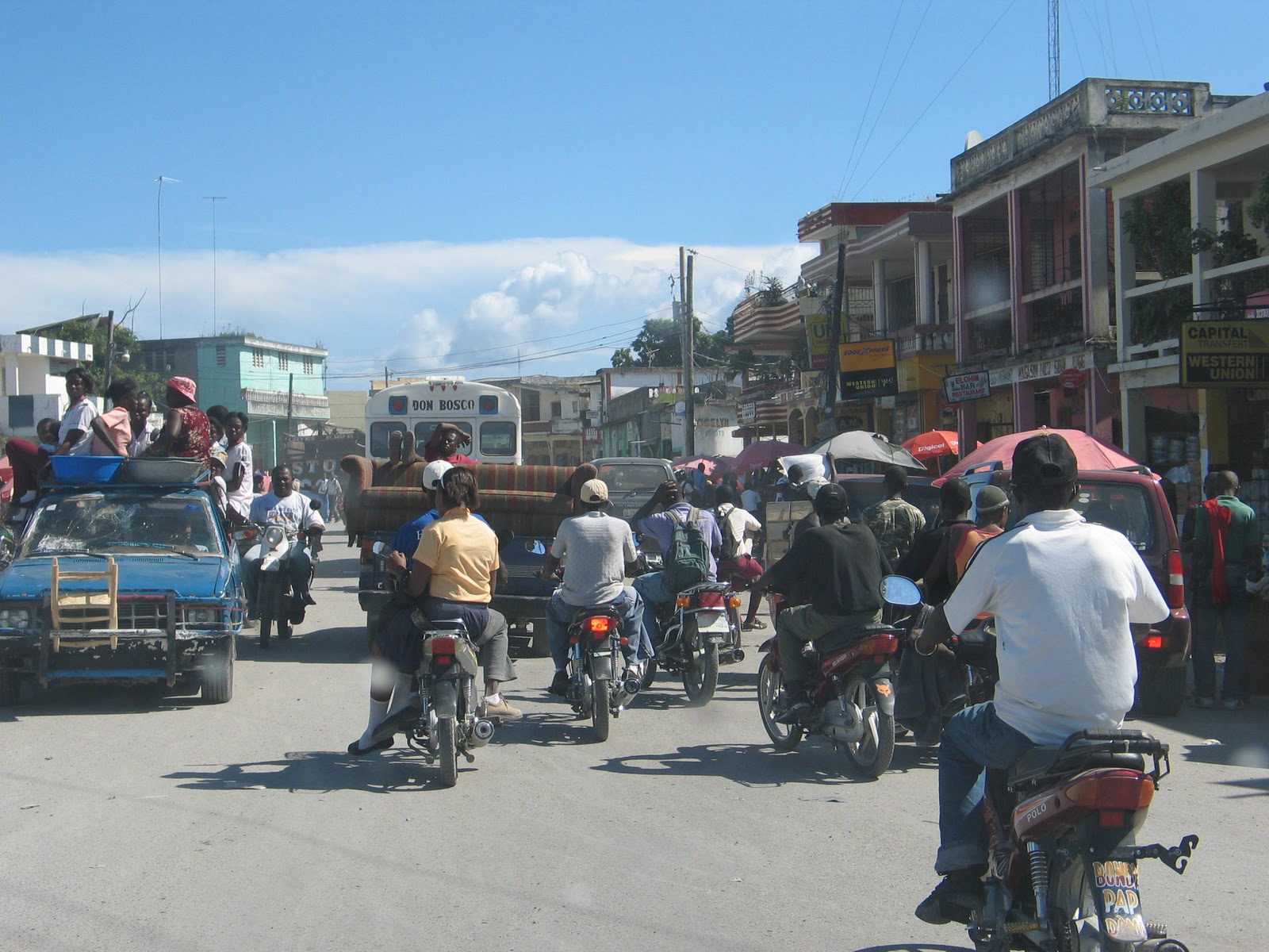 Vivre en Haïti au quotidien: Promenade vers Camp Perrin, Haiti