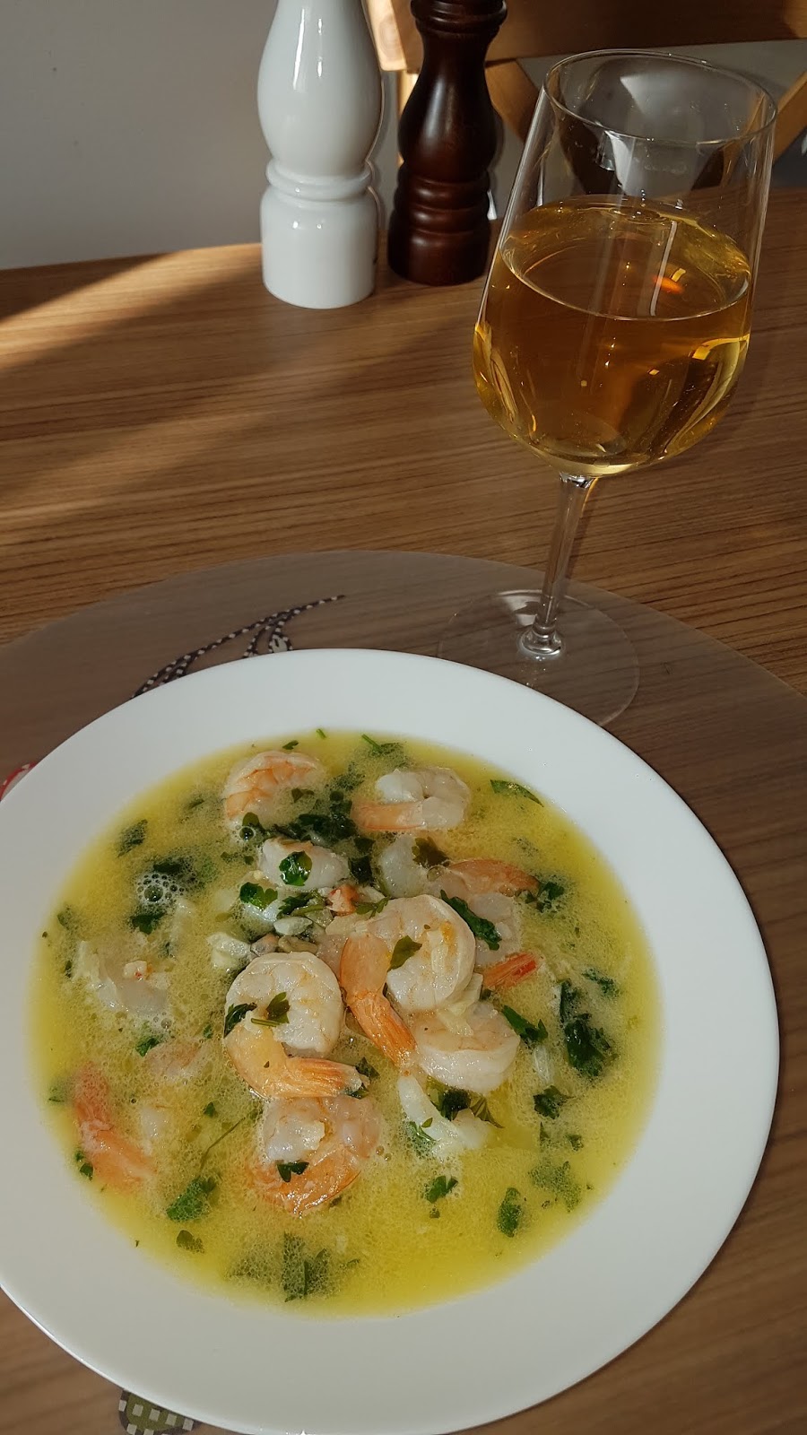 susu: Creveti in sos de vin cu usturoi