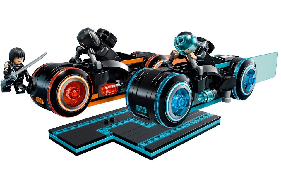 NEWS: The LEGO Tron Light Cycle set is here. Woop! | The Test Pit